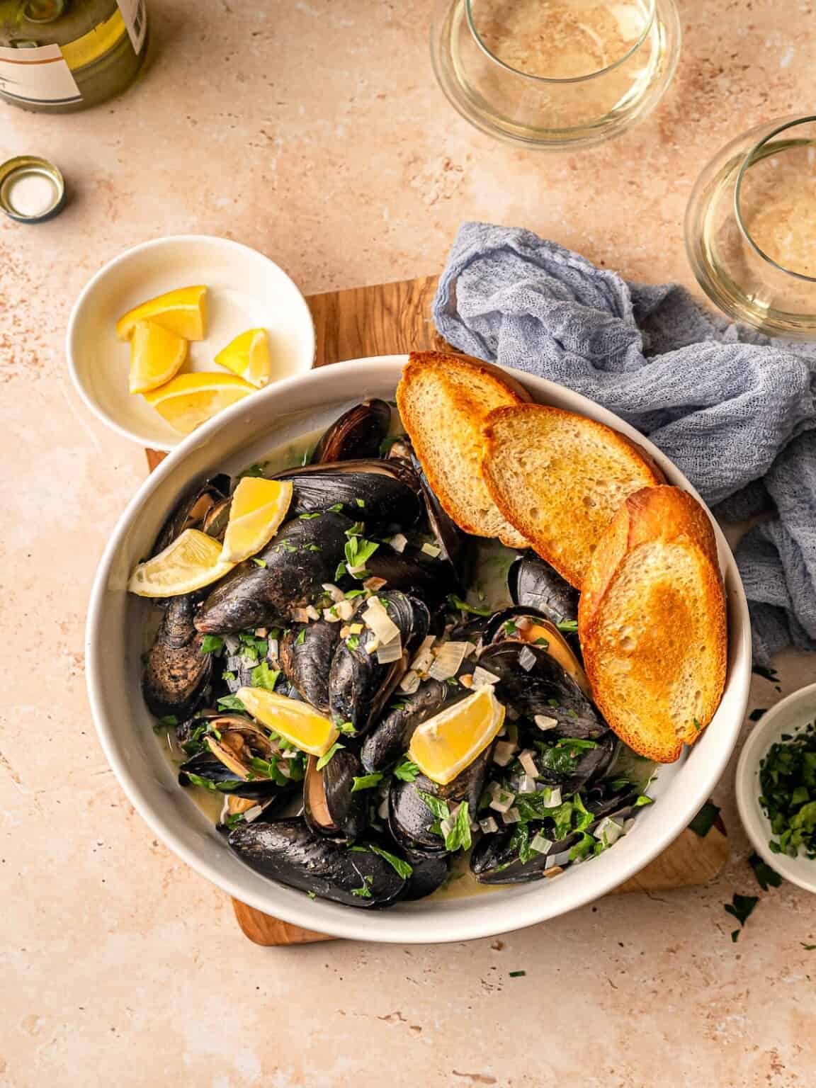 Garlic Butter Mussels in White Wine Sauce (Quick Summer Seafood ...
