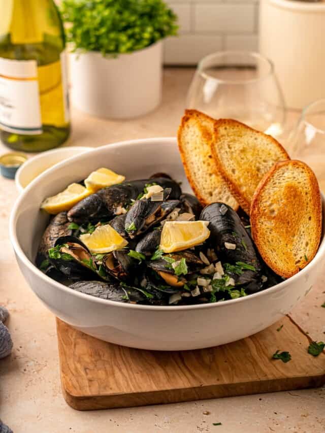 Garlic Butter Mussels in White Wine Sauce (Quick Summer Seafood ...