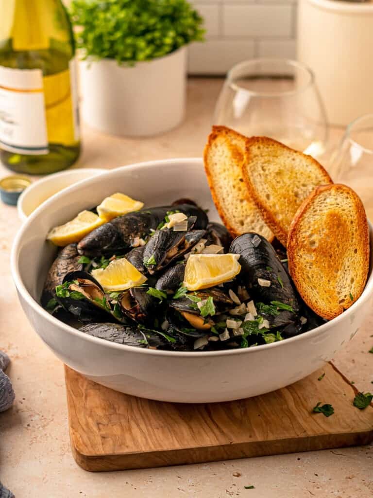 Garlic Butter Mussels in White Wine Sauce (Quick Summer Seafood ...