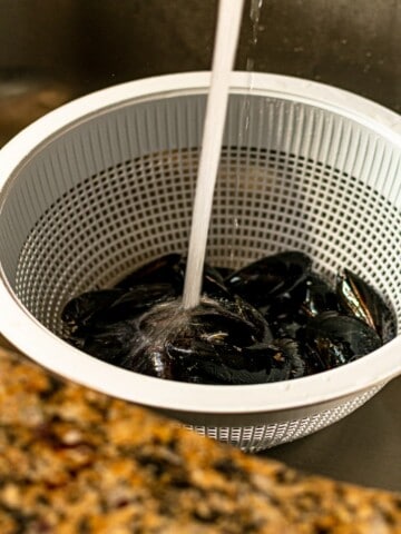 Garlic Butter Mussels in White Wine Sauce (Quick Summer Seafood ...